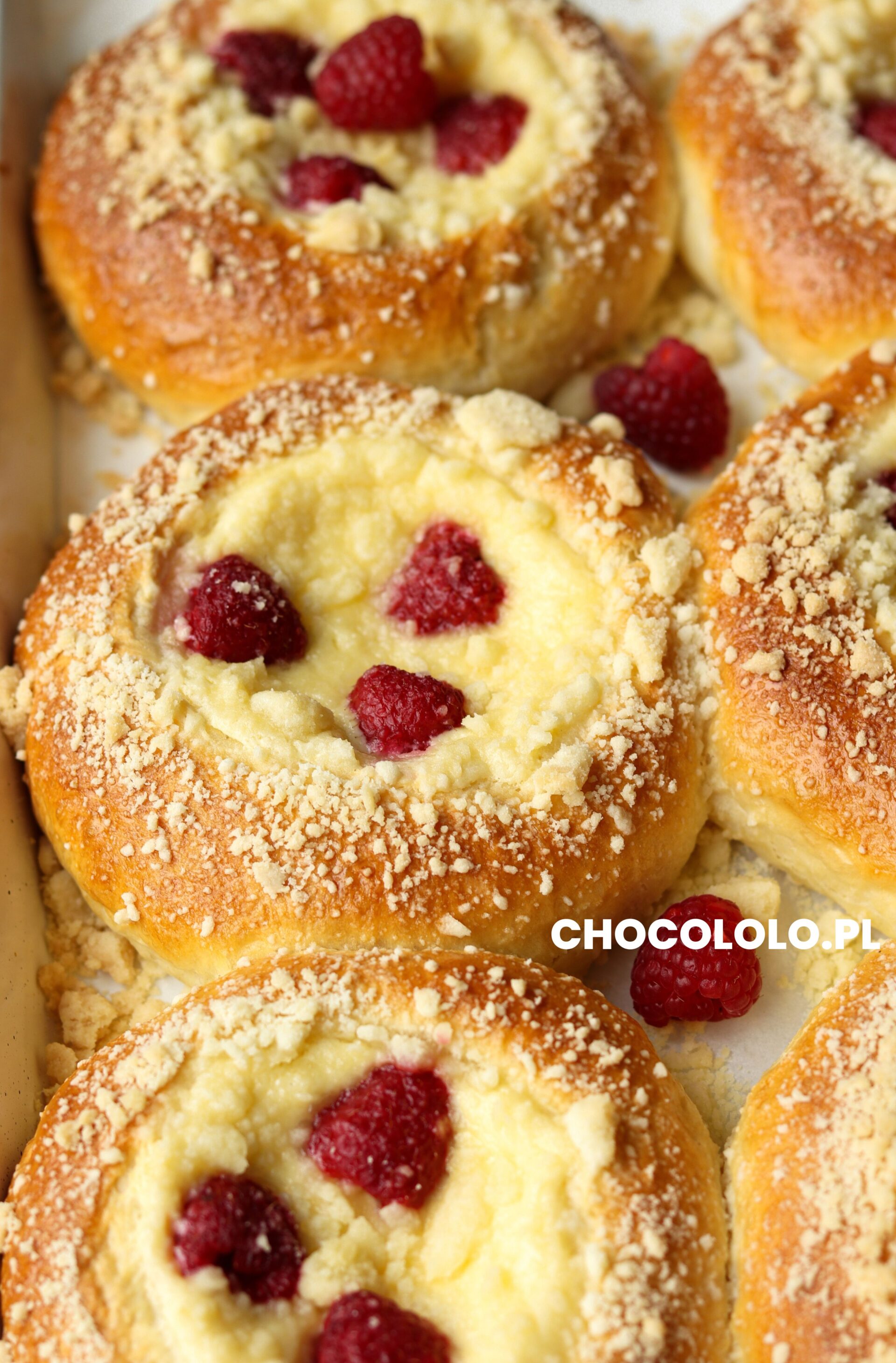 Drożdżówki z serem, malinami i białą czekoladą - Chocololo.pl ...