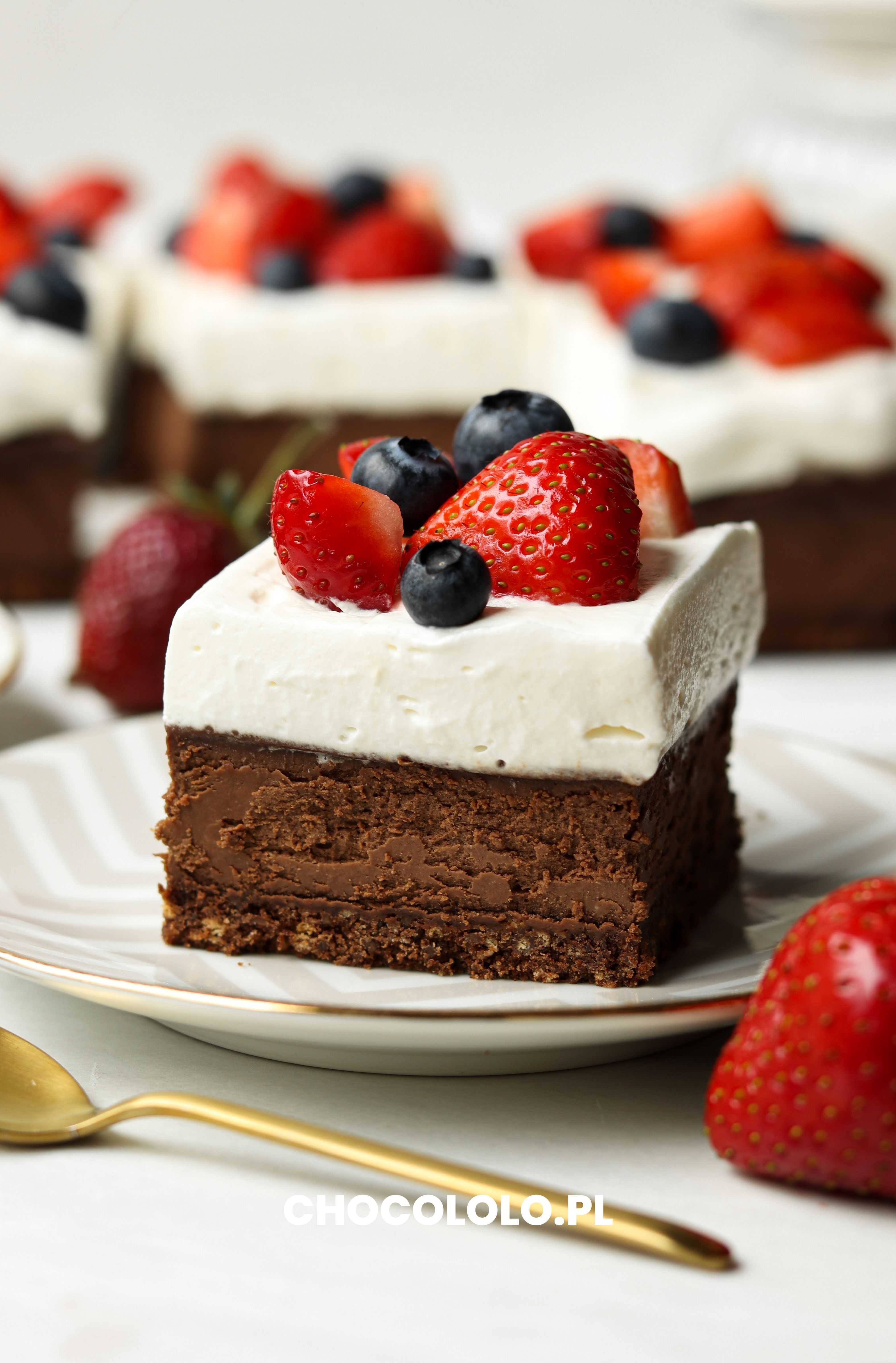 Sernik truflowy z kremem i owocami - Chocololo.pl - czekoladowy blog